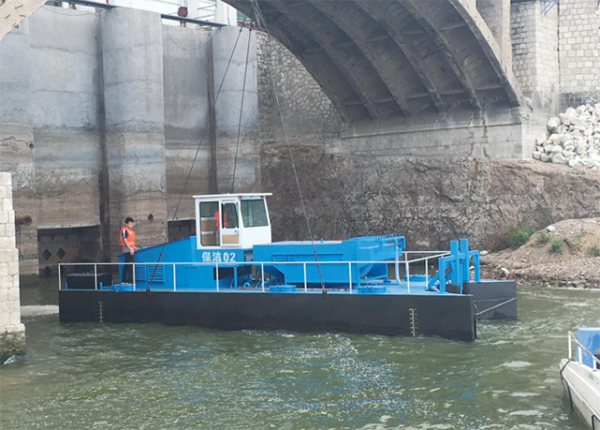 Mowing Boat: Seaweed Cutter Boat & Aquatic Weed Harvester